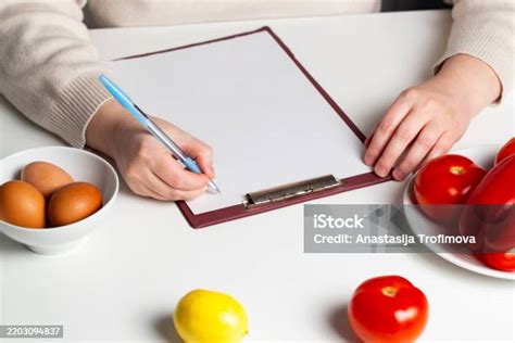 다이어트 계획의 빈 모형 다이어트 메뉴 야채와 계란이 있는 테이블 위에 복사 공간이 있는 종이 건강한 식생활 계획을 준비하는 여성 가냘픈에 대한 스톡 사진 및 기타 이미지