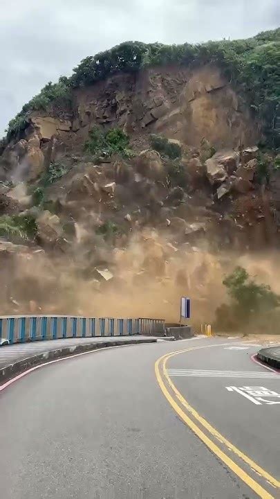 🎊哇可怕😱基隆市今63發生山崩！有民眾下午2點行經台2線70k處，在中正區北寧路潮境公園路附近，驚見土石崩落到道路上。警消表示，目前暫無人員