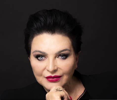 I Bokhylla Ane Barmen Les Lilli Bendriss Og Skal Verte Synsk For å Prate Med Spøkelset Ho Har I Hus