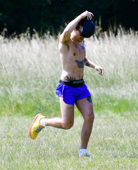 Harry Jogging In London 61223 Harry Styles Shirtless Harry Styles
