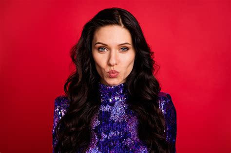 사진 꼬리치는 꿈꾸는 화려한 젊은 아가씨의 사진은 빨간 색 배경에 고립 된 입술을 보내 갈색 머리에 대한 스톡 사진 및 기타