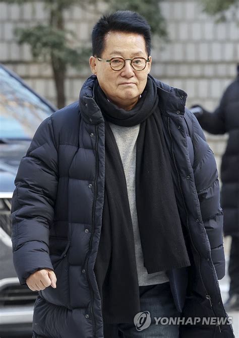 법정 향하는 박지원 전 국가정보원장 연합뉴스