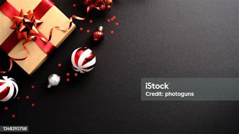 럭셔리 크리스마스 배너 디자인 크리스마스 선물 상자는 빨간 리본 줄무늬 Bauble 색종이 어두운 검은 색 배경에 장식을 포장 블랙 프라이데이 크리스마스 판매 개념 공간을
