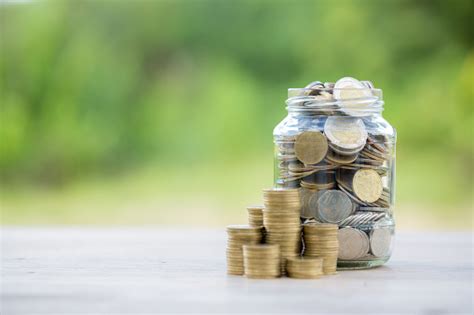 비즈니스 투자 개념을위한 저축 녹색 배경의 나무 책상에 쌓인 돈 동전 관리 현금 보험 자산 및 부 세무 회계 예산 성장 대출 금융 경제 0명에 대한 스톡 사진 및 기타