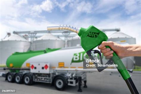 바이오 연료를 가진 탱크 트레일러의 배경에 비문 Bio를 가진 연료 분사구를 가진 손 탄소중립 바이오 연료 탈탄소화 개념 생물