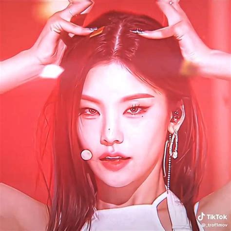 𝕐𝕖𝕛𝕚 𝕖𝕕𝕚𝕥 in 2024 Itzy Gay girl Kpop