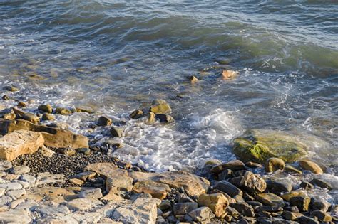 바다 해안 및 태양 광선에 의해 조명 하는 물의 파도에 해변 자갈 자갈 0명에 대한 스톡 사진 및 기타 이미지 0명 경관 관광 Istock