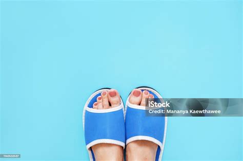 빈 소프트 블루 홈 슬리퍼 절연 미니 멀 한 추세의 팝 아트 쌍 호텔에서 침대 블루 신발 액세서리 홈 신발 에 파스텔 시안 색상 배경 템플릿 복사 공간 평면도 가정 생활에