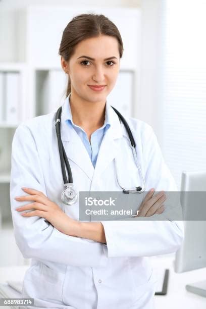 라틴 아메리카 의사 여자 두 팔을 교차 하 고 병원에서 웃 고 서 의사 환자 검사 준비 갈색 머리에 대한 스톡 사진 및 기타 이미지 갈색 머리 개념 건강 진단