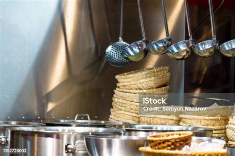 레스토랑 주방의 주방 용품 수프 국물은 냄비와 고리버들 접시가 달린 테이블에 걸려 있습니다 전문 요리사를위한 주방 도구 0명에 대한 스톡 사진 및 기타 이미지 Istock