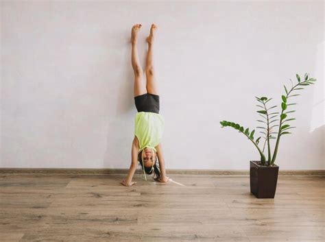Petite Gymnaste Fait Des Exercices à La Maison Fille Faisant De L