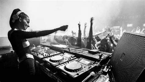 How To Play A Great Warm Up Set DJ Knowledge Doing The Damage