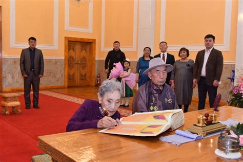 ФОТО 61 жил ханилсан азай буурлууд Очир Эрдэнэ ийн хуримаа хийжээ