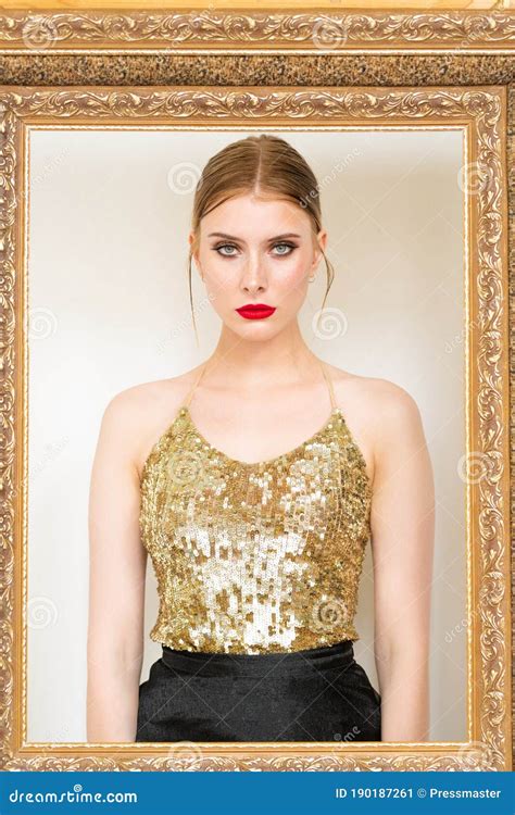 Junge Hübsche Blonde Frau Mit Glänzender Make upstellung Vor Kamera Stockbild Bild von zuhause