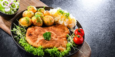 감자와 양배추로 빵 부스러기로 코팅 된 돼지 고기 커틀릿 감자 요리에 대한 스톡 사진 및 기타 이미지 감자 요리 감자튀김 고기 Istock