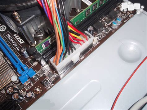 После установки блока питания в корпус можно сразу подключить питание на процессор и на