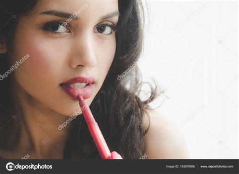Beautiful Luxury Young Woman Applying Lip Liner Nude Red Lips — Stock