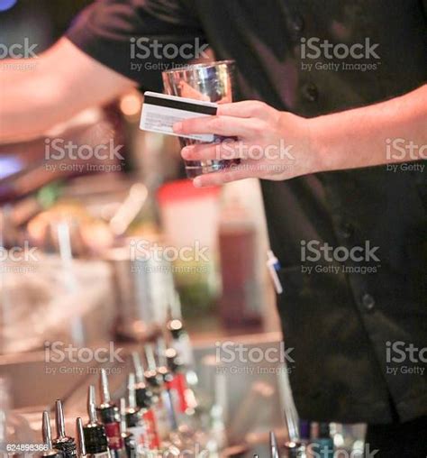 시리즈 바텐더는 바 청구서를 해결하기 위해 고객의 신용 카드를 들고 신용 카드에 대한 스톡 사진 및 기타 이미지 신용 카드 클럽 개념 Istock