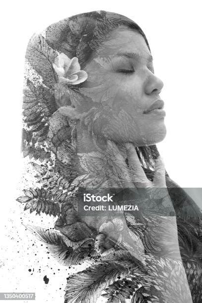 귀여운 아시아 여성의 흑백 이중 노출 초상화와 그림이 결합되었습니다 자연과의 단합 도피 그리기에 대한 스톡 사진 및 기타 이미지