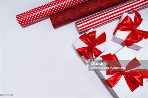 크리스마스와 새해 배경 흰색 바탕에 크리스마스 선물 상자를 포장하는 선물 메리 크리스마스와 새해 복 많이 받으세요 겨울 휴가 개념입니다 0명에 대한 스톡 사진 및 기타