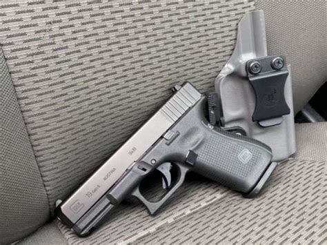 В автомобиле "слуги" Юрченко нашли незарегистрированный пистолет