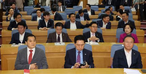 윤 대통령·여당 지지율 동반 하락··· 국힘 혁신위 카드 꺼낼까 100세시대의 동반자 브릿지경제