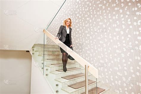 女商人走下楼梯