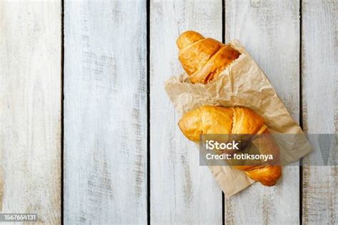 어두운 배경에 크로와상을 클로즈업 신선하고 맛있는 프랑스 패스트리 베이커리 개념 클로즈업 이미지 차 0명에 대한 스톡 사진 및 기타 이미지 Istock