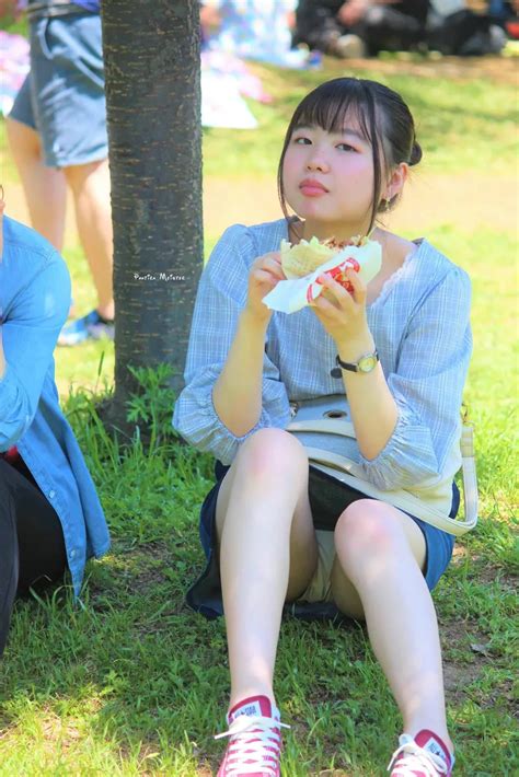 座ったりしゃがんでる女性の股間からチラ見えするパンチラ画像 枚 エロ画像ぱんちらちゃんねる