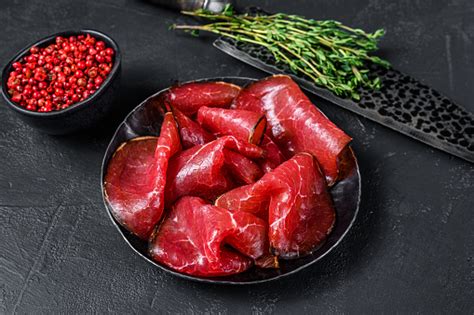 말린 소금에 절인 브레사올라 쇠고기 고기 얇게 썬다 검은 색 배경 위쪽 보기 건조한에 대한 스톡 사진 및 기타 이미지 건조한 고기 그릇 Istock