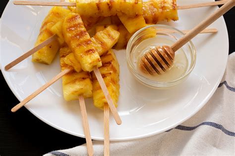 검은 배경 낮은 각도보기에 흰색 접시에 구운 파인애플 웨지 여름 음식 클로즈업 과일에 대한 스톡 사진 및 기타 이미지 과일 굽기 미식가 Istock