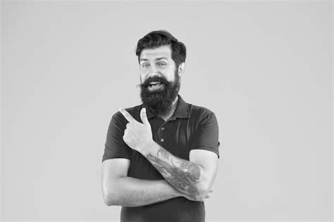 Brutal Chico Caucásico Con Bigote Confiado Y Guapo Hombre Barbudo Foto Premium