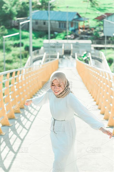 一名年轻女子在户外公园桥上散步