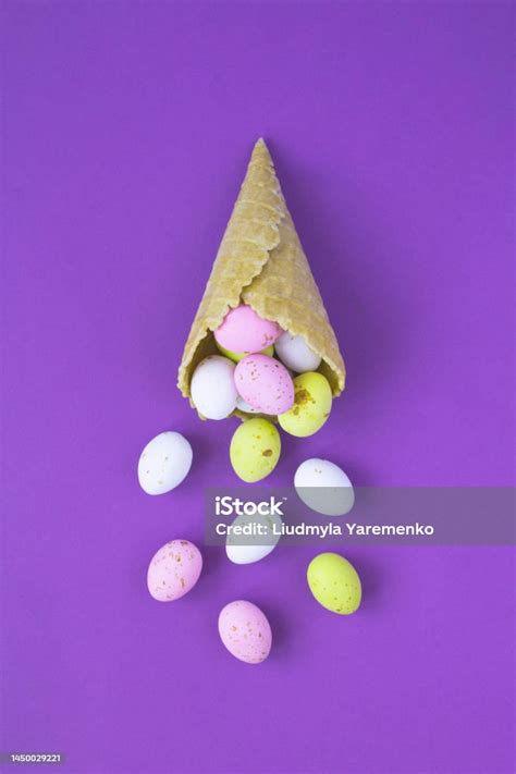 보라색 배경에 색깔이 있는 부활절 달걀이 있는 아이스크림 콘 평면도 공간을 복사합니다 0명에 대한 스톡 사진 및 기타 이미지 0명 개념 계절 Istock
