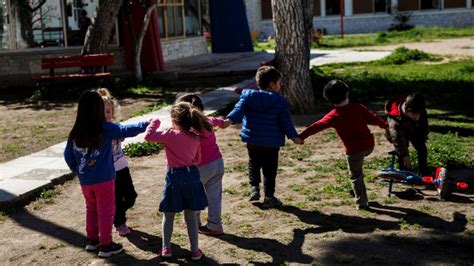 Гърция Нова програма за отглеждане на деца заради липса на места в яслите От деня БНР Новини