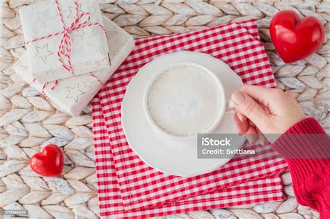 커피 또는 카푸치노 한 잔과 흰색 배경에 두 개의 선물 상자 겨울에 대한 스톡 사진 및 기타 이미지 겨울 계절 공휴일 Istock