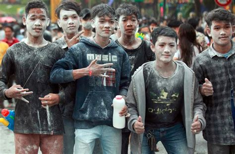 ម្សៅ ទឹកសុទ្ធ និងកំាភ្លើងបាញ់ទឹក កា្លយជាប្រដាប់លេងកម្សាន្តលក់ដាច់បានច្រើន នៅថ្ងៃចូលឆ្នំាខ្មែរ