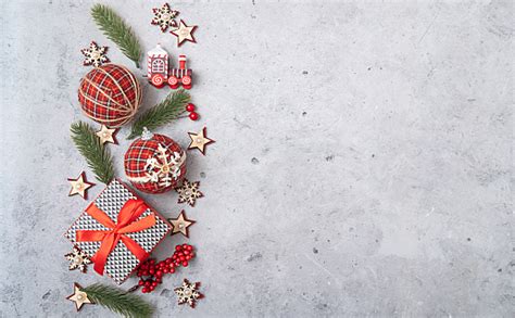 크리스마스와 새해 프레임 구성 선물 상자 전나무 나뭇가지 빨간 수제 공 장난감 기차 회색 콘크리트 배경에 별 플랫 레이 평면도