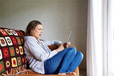 여자 만화 깜짝이야 얼굴 표정 사용하여 디지털 태블릿 30 39세에 대한 스톡 사진 및 기타 이미지 30 39세 40 49세 가정 생활 Istock