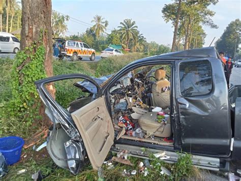 รถกระบะชนต้นไม้ร่องกลางถนน ดับสลดยกคัน 7 ศพ คาดคนขับหลับใน