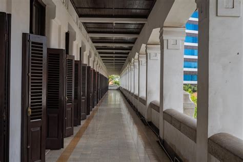 Corridor 다운타운 Semarang Central Java의 옛 저택 내부 프리미엄 사진