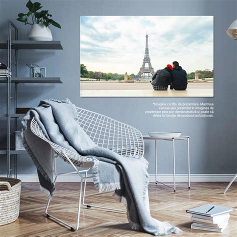 Картина на платно Весела и щастлива влюбена двойка посещаваща Париж Двойка Париж Айфеловата