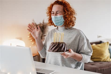 전염병 중 화상 통화에 가족과 함께 생일을 축하하는 젊은 미소 여자 20 29세에 대한 스톡 사진 및 기타 이미지 20 29