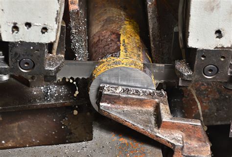 공장에서 전기 톱으로 금속을 절단 하는 과정 전기 톱 컷 라운드 금속 0명에 대한 스톡 사진 및 기타 이미지 0명 Cnc 장치 강철 Istock