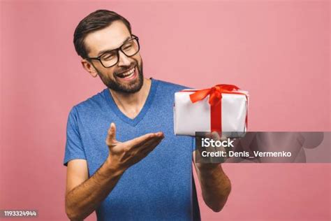 멋진 선물 분홍색 배경 위에 고립 된 생일 선물 상자를 들고 아름다운 미소와 매력적인 남자의 사랑스러운 사진 12월에 대한 스톡 사진 및 기타 이미지 Istock
