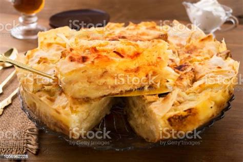 코 티 지 치즈 충전 물 가진 반죽의 달콤한 디저트 금속 주걱에 케이크 한 조각 잘라 갈색에 대한 스톡 사진 및 기타 이미지 갈색 그레이비 보트 금속 Istock