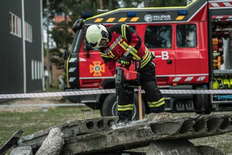 Українські рятувальники отримали аварійно рятувальне обладнання із Франції ФОТО