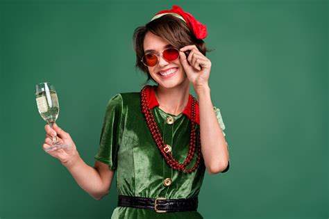 사진 레이디 드링크 스파클링 와인 룩 빈 공간 착용 선글라스 비즈 엘프 의상 모자 고립 된 녹색 색상 배경 갈색 머리에 대한 스톡 사진 및 기타 이미지 Istock