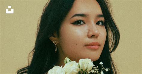 꽃을 들고 있는 여자 사진 Unsplash의 무료 카자흐스탄 이미지