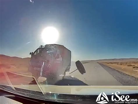ВИДЕО Монголд аялж явсан БНСУ ын иргэний автомашин дугуйнд оногдож осолдсон гэх бичлэг